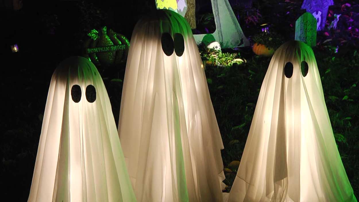 Ghoulish guide to Naperville's spookiest Halloween displays | NCTV17