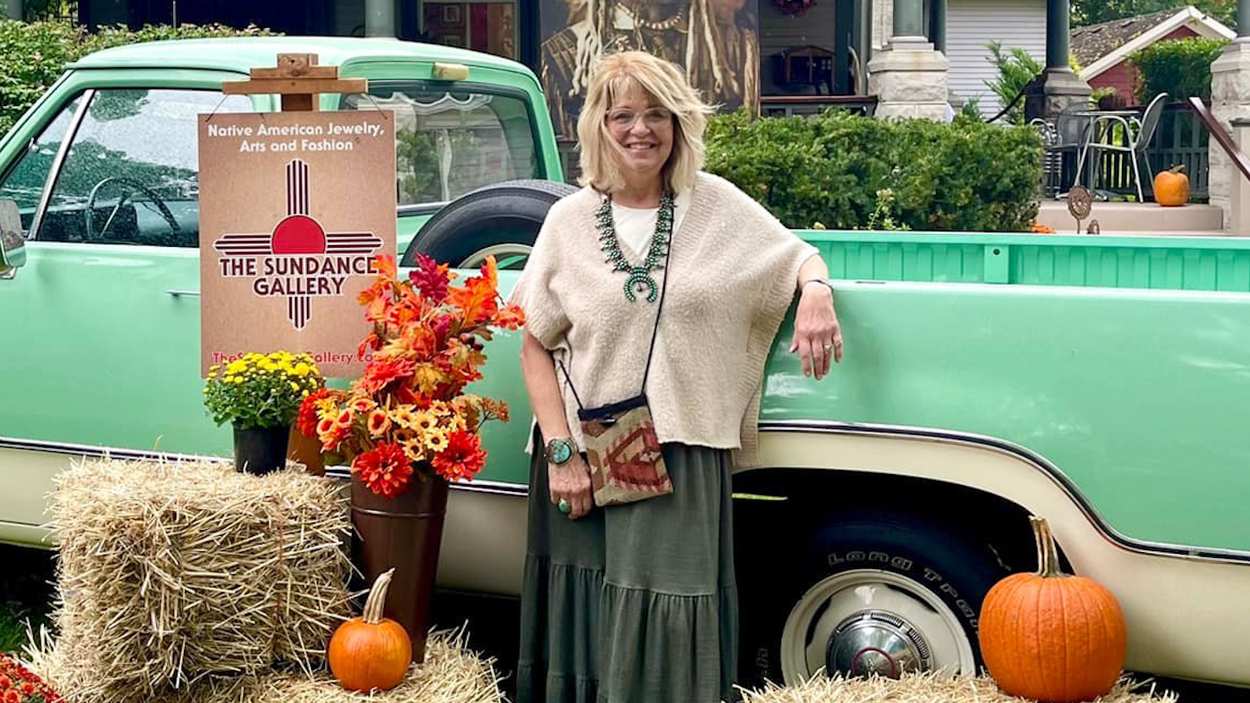 Naperville resident celebrates 40 years of selling Native American art ...