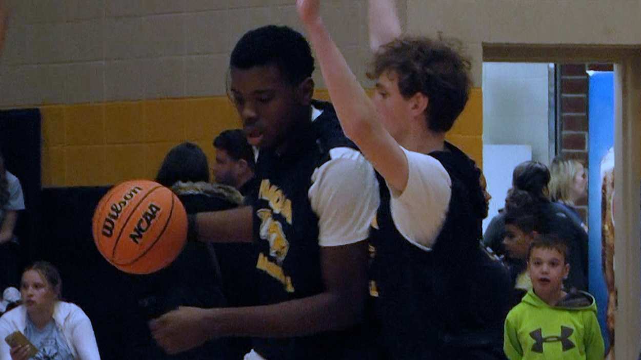 Neuqua Valley boys basketball sails past Naperville Central | NCTV17