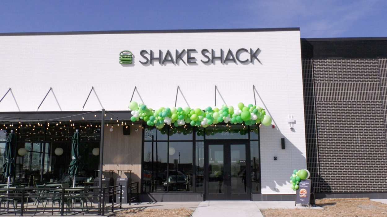 Shake Shack opens its doors in Naperville | NCTV17
