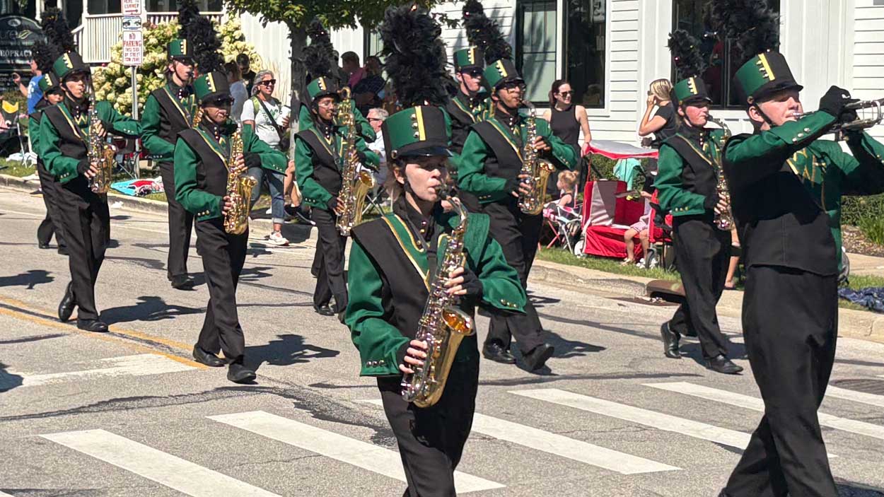 The Naperville Jaycees Labor Day parade marches through downtown Naperville | NCTV17