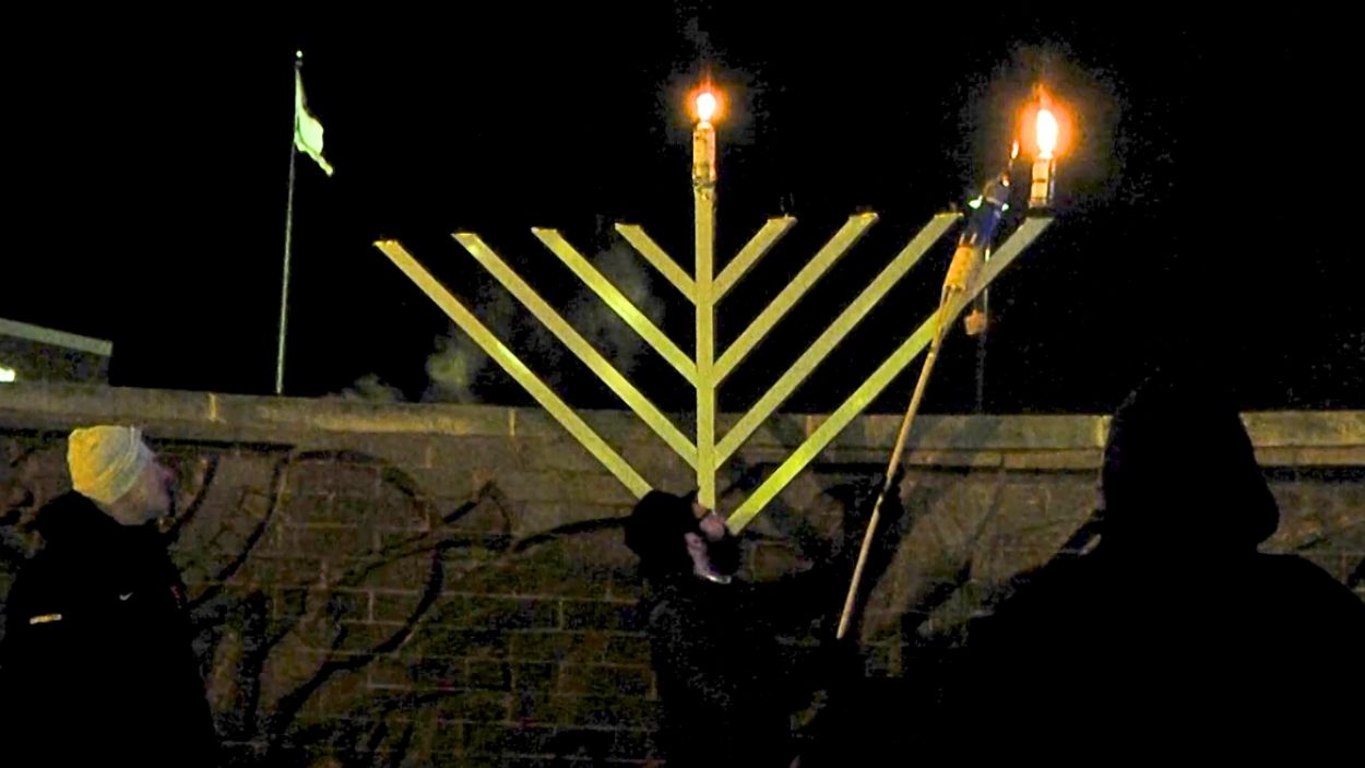 Downtown Naperville menorah lighting, car parade celebrates Hanukkah ...