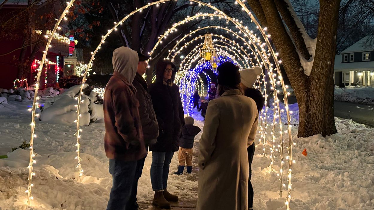 Naperville’s Buttonwood light arches bring holiday cheer | NCTV17